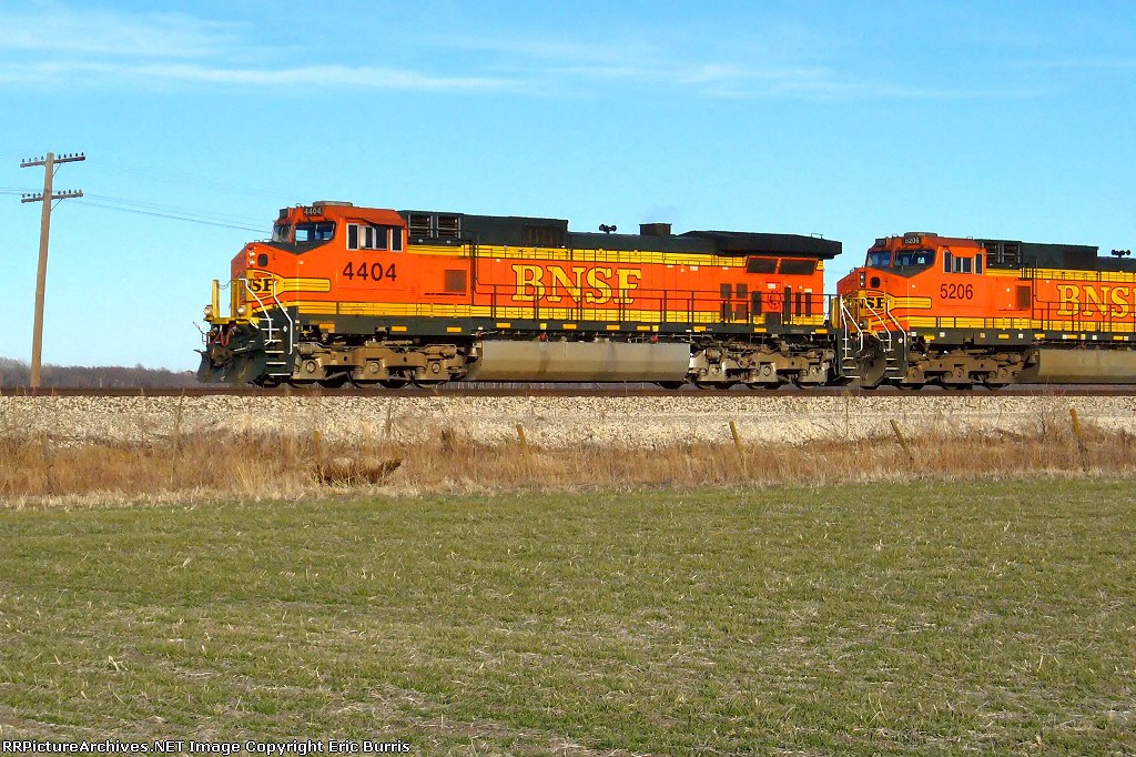 BNSF 4404 westbound